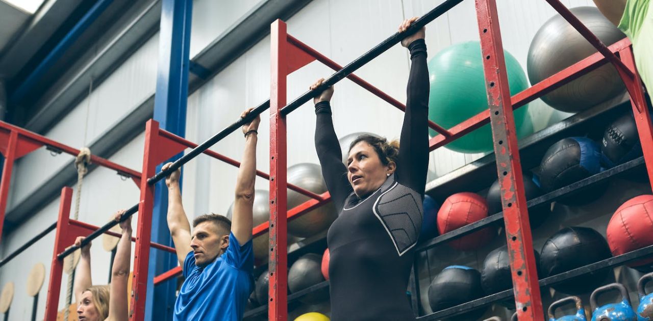 What are dead hangs? What are the shoulder pain risks and how do I do ...